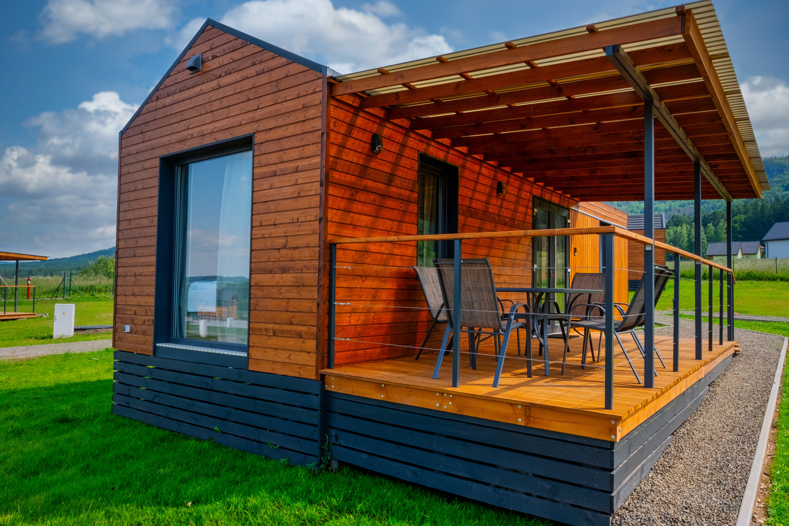Modern cottages with a view of Szczeliniec and Czech summit of Koruna